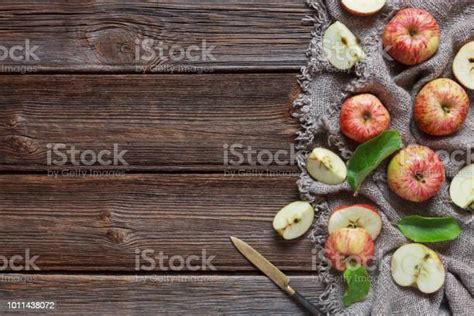 빈티지 스타일에서 나무 바탕에 칼으로 신선한 달콤한 사과 근접 최고 보기의 텍스트에 대 한 공간 건강한 식생활에 대한 스톡 사진 및 기타 이미지 Istock