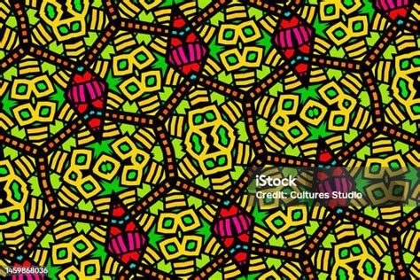 질감과 매끄러운 아프리카 패턴 부적과 목걸이 화려한 이미지 노란색 녹색 빨간색과 분홍색 색상 기하학적 모양 그래픽 디자인