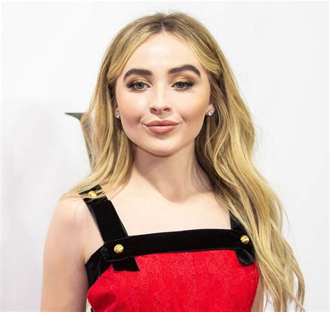 Sabrina Carpenter Digaet Skims Untuk Jadi Model Perempuan 80an Yang