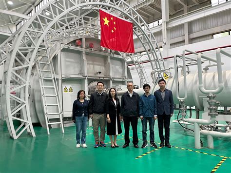 中国首次火星探测任务工程总设计师张荣桥参观极端环境装备效能教育部重点实验室 空间科学与技术学院