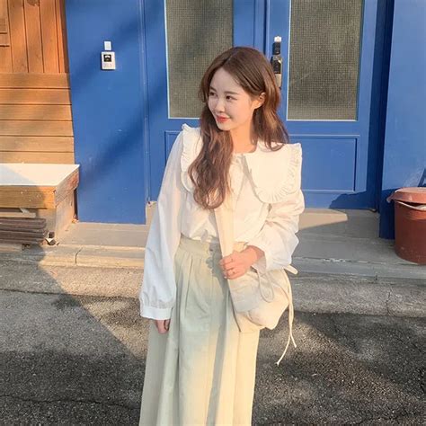 카라 프릴 크롭 콩단추 블라우스 Bl 러빈위드 2