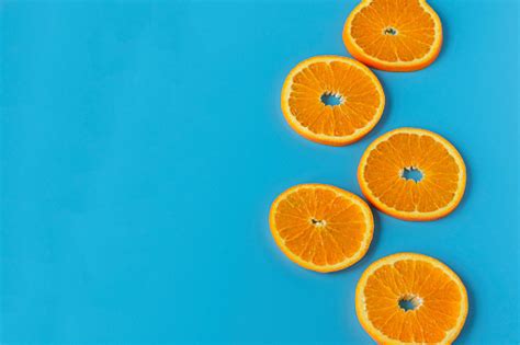 파란색 배경에 잘 익은 육즙이 오렌지 감귤류 채식주의자를 위한 비타민과 음식 감귤류 과일에 대한 스톡 사진 및 기타 이미지 감귤류 과일 건강한 생활방식 건강한 식생활