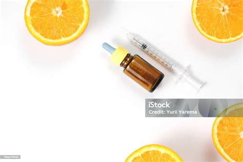 흰색 배경에 감귤류 에센셜 오일과 신선한 육즙이 많은 오렌지 과일병 피부에 대 한 고용량 비타민 C 합성 플랫 레이 상단 보기