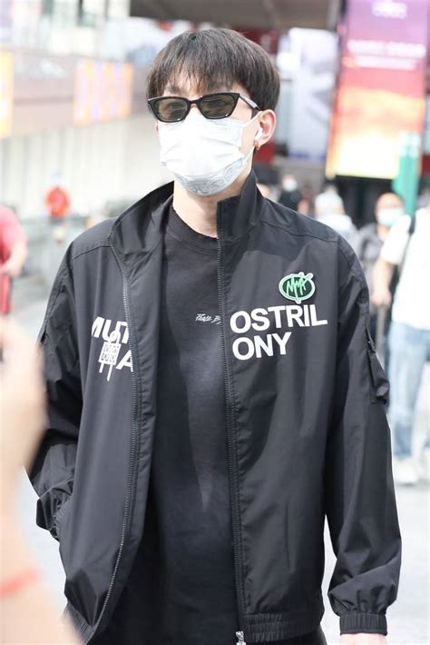 范世琦黑色外套运动裤现身机场 戴墨镜酷帅十足 搜狐大视野 搜狐新闻