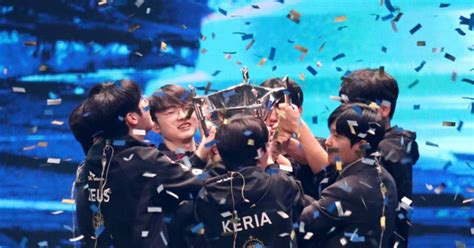 기뻐하는 T1 선수들