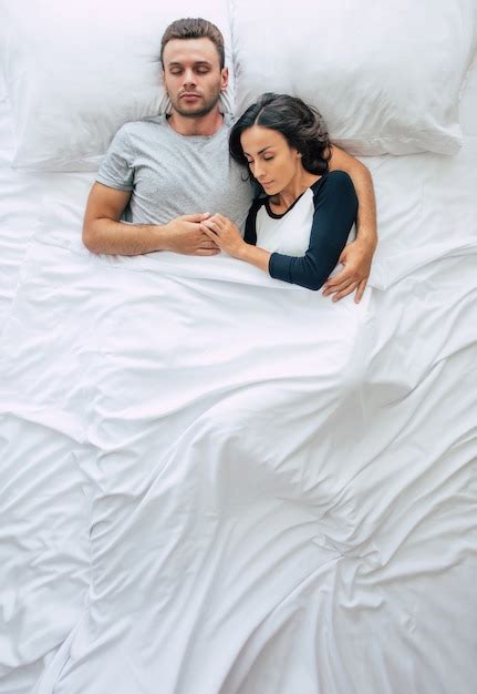 Hora De Dormir A Família Está Dormindo Belo Jovem Casal Apaixonado