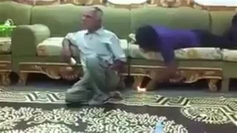 واکنش خنده دار پیر مرد بعد از ترکیدن ترقه باحاله ببینید نماشا