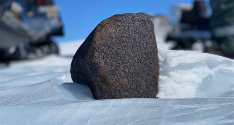 남극 대륙에서 발견된 수 킬로 무게의 운석