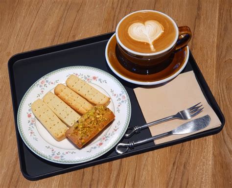 서초 비건 카페 베이크샵 피봇파운드 휘낭시에 소금빵 파이 비스킷 라떼 네이버 블로그