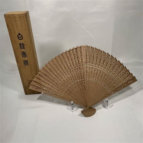 Yahooオークション 白檀扇子 扇子 透かし彫り 木製 扇 香木 東洋彫