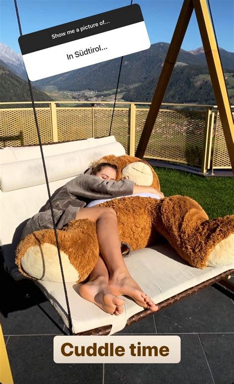 Sophia Flörschs Feet
