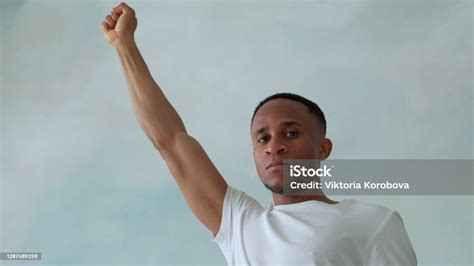 주먹을 들어 올린 흑인 남성의 초상화를 클로즈업했다 흑인의 생명도 소중하다 남자에 대한 스톡 사진 및 기타 이미지 남자 검은색 남자들만 Istock