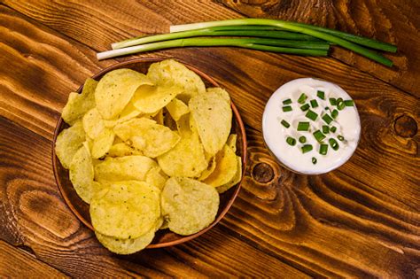 감자 칩과 나무 테이블에 사 우 어 크림 유리 그릇 세라믹 격판덮개 감자 요리에 대한 스톡 사진 및 기타 이미지 감자 요리 감자 칩 건강에 좋지 않은 음식 Istock