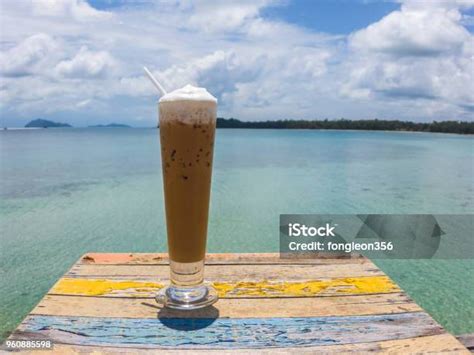 이국적인 해변에서 커피 카푸치노 아이스 아름 다운 바다 해변 배경과 화려한 나무 테이블에 얼음에 커피 0명에 대한 스톡 사진 및 기타 이미지 Istock