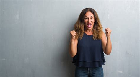 중세 스페인 여자 회색 그런 지 벽 축 하 서 놀라게 무기 제기와 성공을 위한 깜짝 놀라게 고 눈을 엽니다 우승자 개념입니다