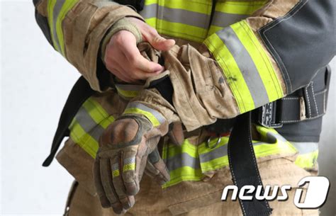 장비 착용하는 소방관 뉴스1
