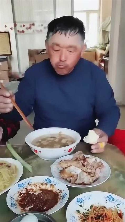 东北大叔吃饭直接生啃葱，这么吃能受得了么腾讯视频