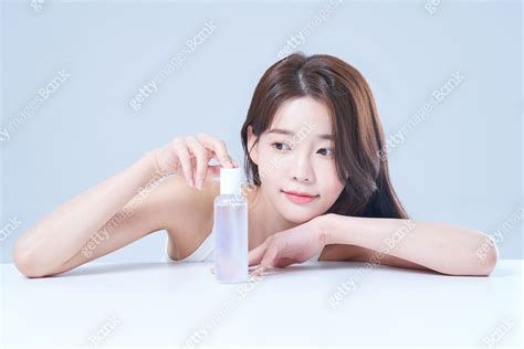 매력있는 메이크업 아름다움 안티에이징 얼굴 색조화장 화장품 청년여성 클로즈업 이미지 Jv12611104 게티이미지뱅크