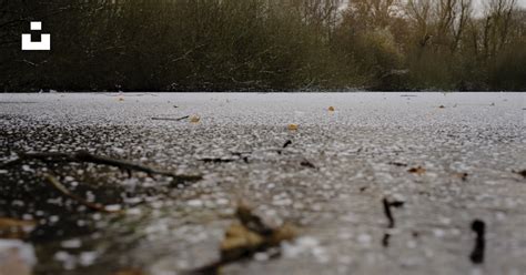 배경에 나무가 있는 얼어붙은 호수 사진 Unsplash의 무료 아우툼 이미지