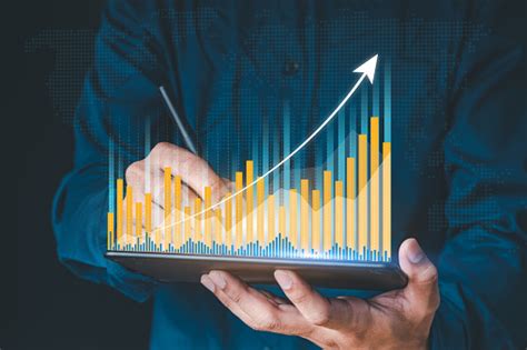 사업가 핸드 쇼 스톡 차트 그래프 표시기와 상승 주식 기호를 보여주는 금리 금융 및 모기지 금리 개념 이중 노출 이미지 가격에 대한 스톡 사진 및 기타 이미지 Istock