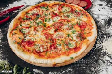 음식 재료와 콘크리트 검은색에서 맛 있는 이탈리아 피자를 요리 향신료 Copyspace 탑 뷰 배너 Cabaret에 대한 스톡 사진 및 기타 이미지 Istock