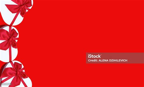 빨간 배경에 빨간 활이 있는 하트 형태의 흰색 선물 세 개가 있습니다 발렌타인 데이 축제 개념 공간을 복사합니다 텍스트를 삽입할 장소 0명에 대한 스톡 사진 및 기타 이미지