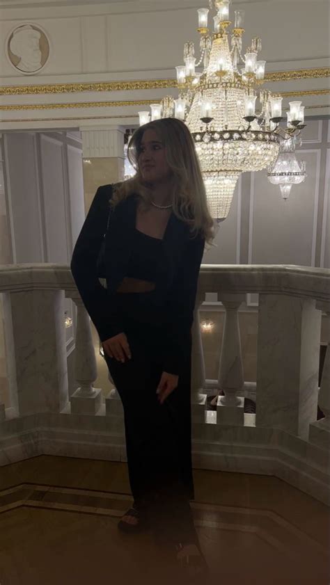 Девушка в черном