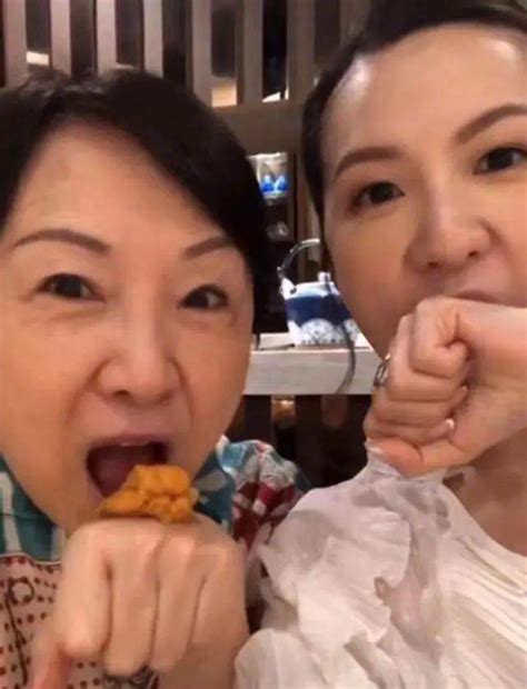 王晶庆祝68岁生日，妻子老态憔悴像两代人，当着老婆面与女星亲热丁德君女儿网友