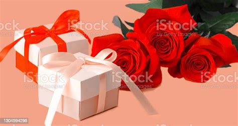 사랑하는 사람을 위한 오렌지 배경에 선물 상자가 있는 빨간 장미 계절에 대한 스톡 사진 및 기타 이미지 계절 공단 기념일