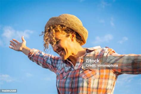 푸른 하늘 복사 공간 배경으로 야외에서 팔을 뻗고 있는 기뻐하는 여자 행복과 기쁨 감정 여성들은 성공적인 라이프 스타일과 미소를 즐깁니다 혼자 밖에 있는 행복한 여인의