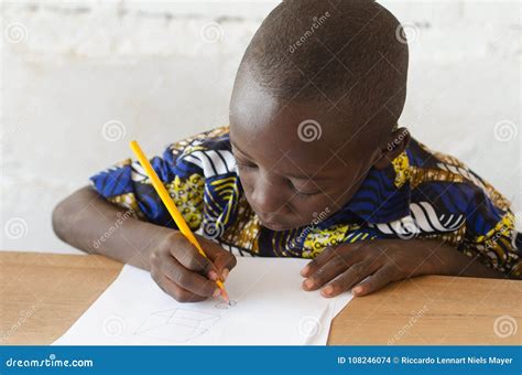 Muchacho Del Africano Negro En La Escuela Que Toma Notas Durante Clase