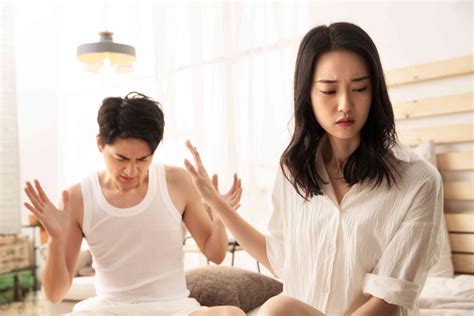 年轻情侣在床上吵架家居服拍摄图片 包图网企业站