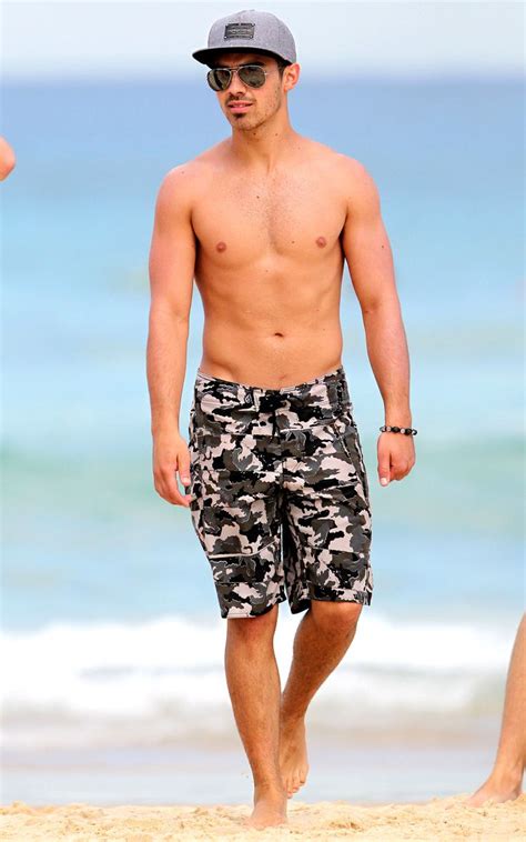 Hollywoods Hottest Hunks Go Shirtless Show Off Physiques Pics Beaux Mecs Mec Musique