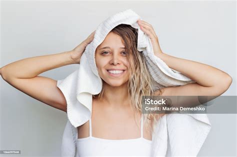 젊은 매력적인 백인 미소 금발의 여자 건조 그녀의 젖은 머리 와 A 흰색 수건 에 그녀의 머리 여자에 대한 스톡 사진 및 기타 이미지 Istock