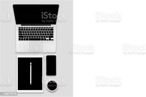 노트북 컴퓨터 디지털 태블릿 휴대 전화 및 액세서리와 사무실 테이블의 평면 누워 사진 현대적인 톤 배경에 데스크톱 사무실 모형 개념입니다 개념에 대한 스톡 사진 및 기타