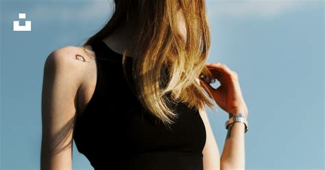 롤빵에 머리를 가진 여자 사진 Unsplash의 무료 의복 이미지