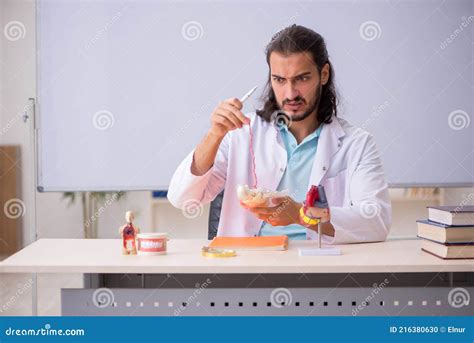 Jovem Estudante Do Sexo Masculino Estudando Anatomia Humana Foto De Stock Imagem De Assento