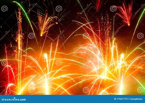 Fireworks 库存图片 图片 包括有 五颜六色 晚上 火焰 烟花 夜间 西尔维斯特 爆竹 17631719