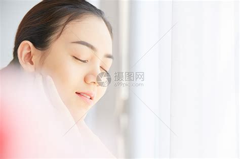 闭眼微笑的护肤女性高清图片下载 正版图片502259522 摄图网
