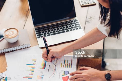 라이프 스타일 프리랜서 여성과 노트북 컴퓨터 그는 그래프 이익 Docume을 검사 1개월에 대한 스톡 사진 및 기타 이미지 1개월 Brand Name Smart