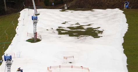 멈춰진 스키 리프트 알프스의 겨울이것이 다가올 미래