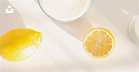 레몬 과일 옆에 흰색 액체가 있는 투명한 음료수 유리 사진 Unsplash의 무료 레몬 이미지