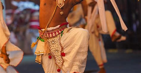 공연 그룹 깃발 남자 달라다 말기가와 달라다 카라두와 댄서 라반 베일 부족의 사람 성인 스리랑카 국기 에 살라 페라 헤라 여성 여행 음악 의식
