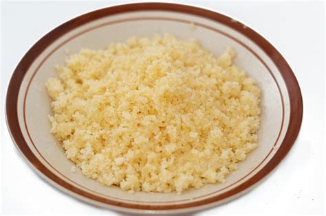 모로코 알제리 튀니지 리비아 및 이집트에서 인기있는 Koskosi 쿠스쿠스 Kusksi 또는 Kseksu라고하는 압연 듀럼 밀 양질의 거친 밀가루의 작은 찐 과립의 아라비아