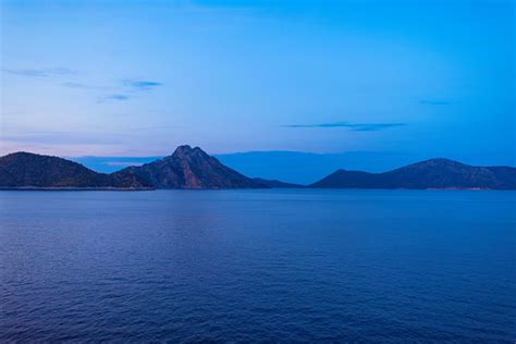 해질녘 페리 선박에서 Ithaca와 Kefalonia의 그리스 섬의 보기 이오니아 해에서 그리스 섬 0명에 대한 스톡 사진 및