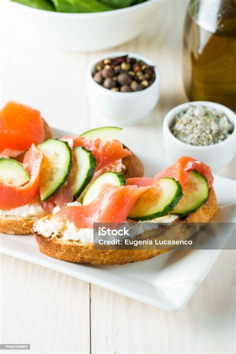연어 오이 크림 치즈 브루스 타 구운 치 바 타와 바게트 빵에 야채 허브 오일을 곁들인 이탈리안 타파스 샌드위치 건강한 식생활에 대한 스톡 사진 및 기타 이미지 Istock