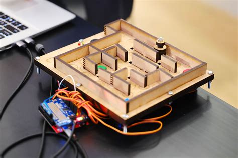 Dynamic Maze Hybrid Digital Boardgames