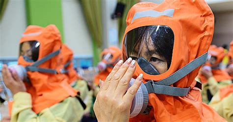 방독면 착용하는 여성민방위대원