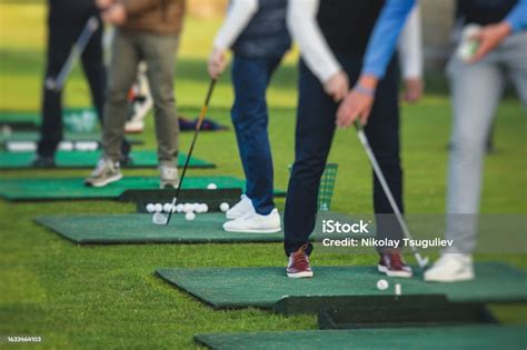 골프 연습장에서 골프 스윙을 연습하고 훈련하는 골퍼 그룹 골프 코스에서 노는 남자들 골프 콤플렉스 클럽 리조트에서 골프 공 경기