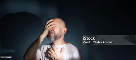 두통이나 편두통으로 고통받는 슬픈 남자 고통스러운 표정을 가진 스트레스 받는 남자는 끔찍한 약점이나 우울증을 느낀다 감정에 대한 스톡 사진 및 기타 이미지 Istock